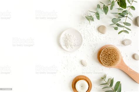 스파 배경 천연 유기농 스파 화장품 제품 친환경 욕실 액세서리 유칼립투스 잎 흰색 배경에 스킨 케어 개념 개념에 대한 스톡 사진 및 기타 이미지 Istock
