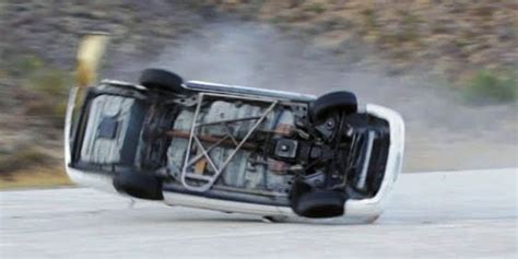 Foto 2 Mobil Terguling Setelah Tabrakan Di Tol Jakarta Cikampek 1 Orang Luka Berat