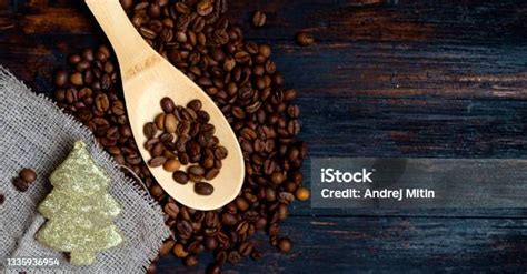 나무 그릇에 커피 콩과 장난감 크리스마스 트리를 곁들인 나무 숟가락 0명에 대한 스톡 사진 및 기타 이미지 0명 갈색 개념 Istock