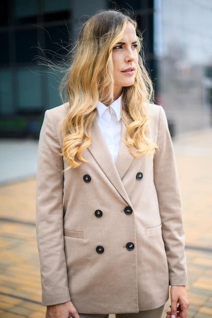 Premium Photo Confident Young Female Manager Outdoor In A Modern Urban Setting