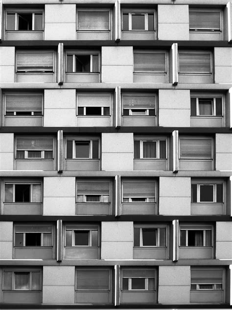 무료 이미지 집 밖의 검정색과 흰색 건축물 화이트 창문 원근법 건물 시티 파리 프랑스 유럽 정면 그레이 스케일 검은 단색화 벽돌 인테리어