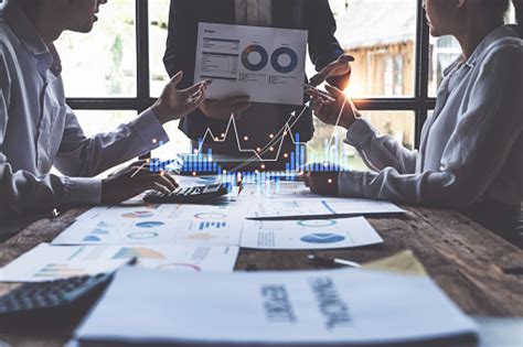 회의실에서 재무 인포 그래픽으로 작업하는 비즈니스 사람들 그룹 3 명에 대한 스톡 사진 및 기타 이미지 3 명 가상현실 개념 Istock