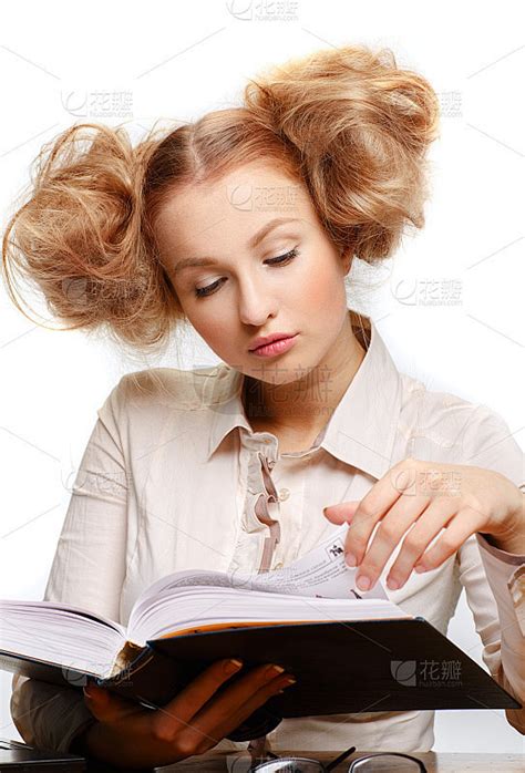 女孩坐在桌子旁看书