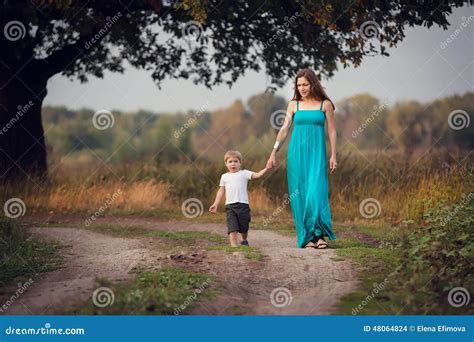 Mãe E Filho Que Andam Pela Estrada No Campo Foto De Stock Imagem De