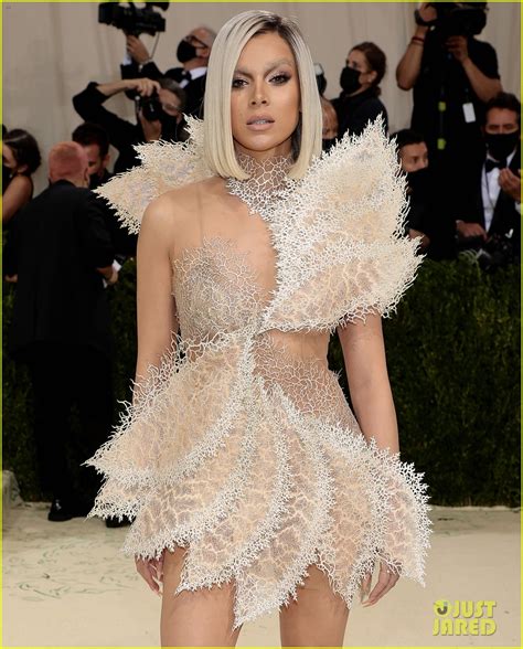 Hailee Steinfeld Is Completely Unrecognizable At Met Gala Photo Hailee