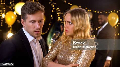 파티에서 남자 친구를 논쟁 하는 예쁜 여자 관계 오해 갈등 2명에 대한 스톡 사진 및 기타 이미지 2명 가까운 규칙 Istock