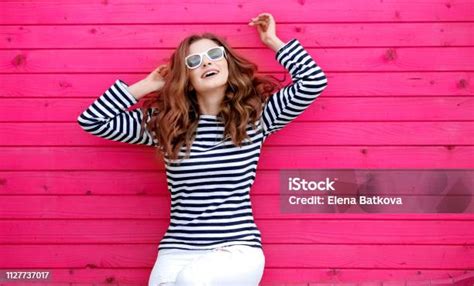 백인 청바지와 노란색 벽 근처 스트라이프 티셔츠에 귀여운 웃는 여자의 초상화 아름다움에 대한 스톡 사진 및 기타 이미지 아름다움 여자 털 Istock