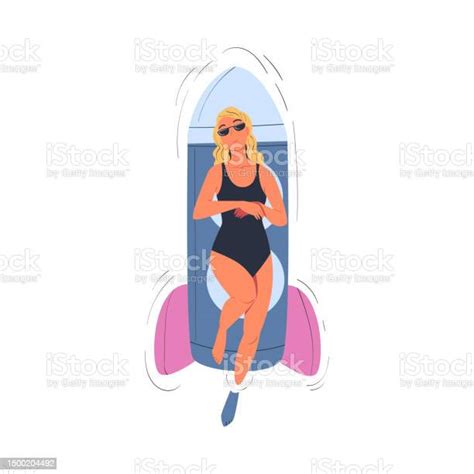 ตัวละครผู้หญิงในแว่นกันแดดลอยอยู่บนที่นอนอากาศจรวดในสระว่ายน้ําภาพประกอบเวกเตอร์ ภาพประกอบสต็อก
