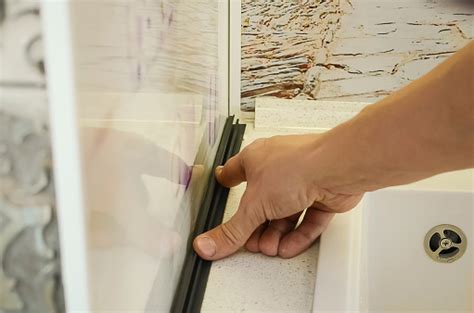 설치 조립 부엌 가구의 수리 작업자의 손을 클로즈업합니다 Diy에 대한 스톡 사진 및 기타 이미지 Diy 손 전기 연료 및 전력 생산 Istock