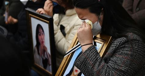 눈물 훔치는 유가족