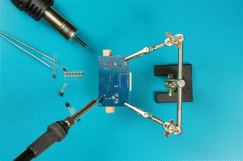 전자 기기 및 인쇄 회로 기판 수리 전자 부품의 납땜 및 납땜 엔지니어는 납땜 인두 및 열풍 총으로 회로 기판을 수리합니다 맨