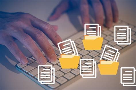 문서 데이터 시스템에서 가상 문서 데이터 아이콘을 사용하여 키보드에 입력하는 사업가 보고서 Hr 기술 개념 데이터 분석 연구