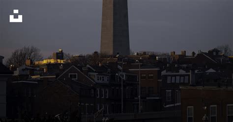 워싱턴 기념비는 흐린 하늘을 배경으로 실루엣을 그립니다 사진 Unsplash의 무료 보스턴 이미지