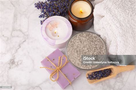 라벤더 스파 바다 소금 라벤더 꽃 수제 비누 질감 나무에 라벤더 꽃이 있는 천연 허브 화장품 스파와 휴식 개념 뷰티 트리트먼트 복사 공간 가꿔주기에 대한 스톡 사진 및 기타