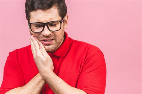 치아 통증 개념 통증을 느끼고 손으로 뺨을 잡고 나쁜 치통 고통스러운 표정으로 고통받는 젊은 남성의 실내 샷 T 셔츠에 대한 스톡 사진 및 기타 이미지 Istock