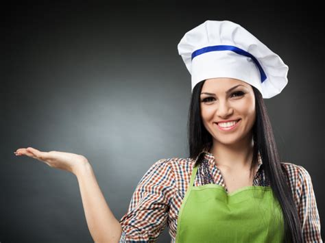 Улыбающаяся девушка в поварском колпаке на сером фоне обои для рабочего стола картинки фото