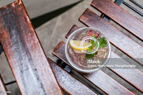 여름 레모네이드 레몬과 민트 신선한 열 대 음료 평면도 복사 공간 두 개의 하이 볼 유리 럼 스피어 민트 라임 주스 소 다 물과 얼음 흰색 콘크리트 테이블에 0명에 대한