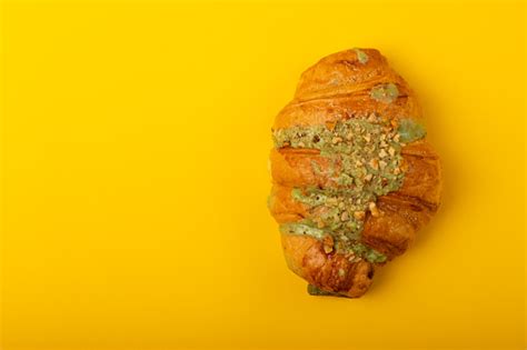 질감 배경에 신선한 크로와상 피스타치오 껍질을 곁들인 수제 맛있는 크로와상 텍스트를 위한 공간입니다 복사할 장소 플랫 레이 갈색에 대한 스톡 사진 및 기타 이미지 Istock