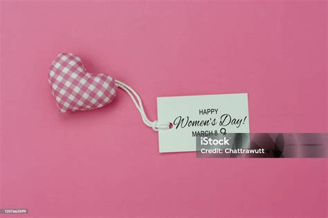 테이블 상단보기 국제 여성의 날 휴일 개념 배경 장식의 항공 이미지입니다 핑크 종이에 하트 모양의 단어 8 행진 행복한 여성의 날 카드 시즌의 플랫 레이 기호 0명에 대한