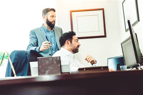 사무실에서 데스크톱 컴퓨터를 사용하는 두 남자 심각한 표정 갈등 또는 문제 2명에 대한 스톡 사진 및 기타 이미지 2명 35 39세 개념 Istock