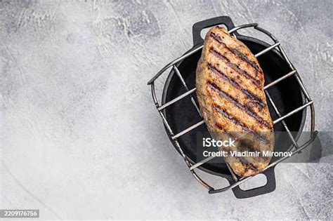 그릴에서 지글지글 끓는 맛있는 코프타 케밥 향미가 가미되어 군침이 도는 요리 경험을 선사합니다 흰색 배경입니다 상의 View 0명에 대한 스톡 사진 및 기타 이미지 Istock