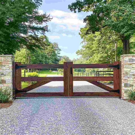 12 Charming Wooden Driveway Gate Ideas For A Welcoming Entrance