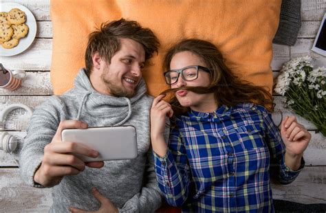 사랑에 빠진 아름다운 젊은 커플 스튜디오는 하얀 나무 배경에 촬영했다 사진 Unsplash의 꽃다발 이미지