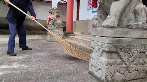 一人打理一个庙，日复一日，心似浮云。 姚法赡的魔幻人生 姚法赡的魔幻人生 哔哩哔哩视频