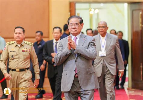 សម្ដេចក្រឡាហោម ស ខេង ណែនាំអាជ្ញាធរខេត្តជាប់ពំ្រដែន ដាច់ខាតមិនត្រូវអនុញ្ញាតឱ្យពលរដ្ឋខ្លួន