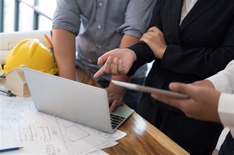 직장에서 파트너와 함께 부동산 프로젝트에서 작업 하는 건축가 설계 사무실에서 집 청사진에 동료와 함께 논의 합니다 비즈니스 사람 건축 및 건물 개념 2명에 대한 스톡 사진
