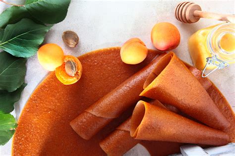 흰색 배경에 꿀을 가진 살구의 Pastille 천연 및 식이 제품 방부제없이 저칼로리 식사와 스낵 건강한 식생활에 대한 스톡 사진 및 기타 이미지 Istock