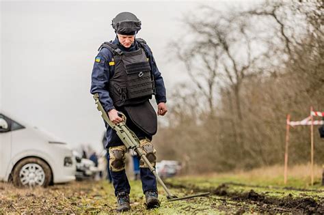 Пиротехники ежедневно разминируют поля в Криворожском районе | Первый ...