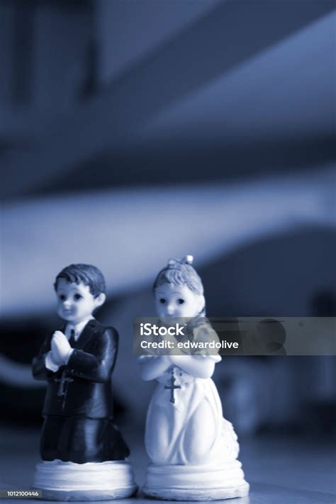 케이크 토퍼 가톨릭 성령 성 찬 식을 행사 종교 소년 그리고 기독교 교회에 하나님께 기도 하는 여자 0명에 대한 스톡 사진 및 기타 이미지 Istock