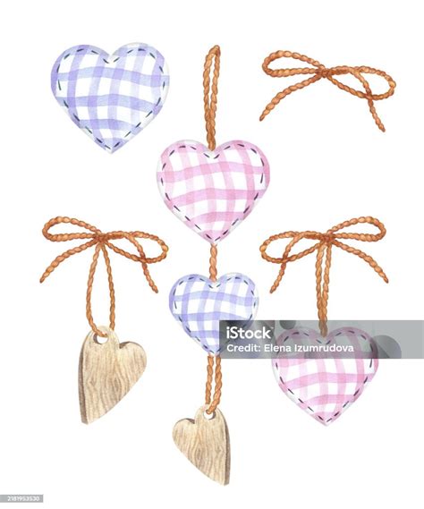 펜던트 세트 황마 로프가 있는 천과 나무로 만든 하트가 있는 열쇠 고리 고립 된 구성 흰색 배경에 수채화로 손으로 그린 설정 디자인 엽서 기념품 인쇄에 0명에 대한 스톡