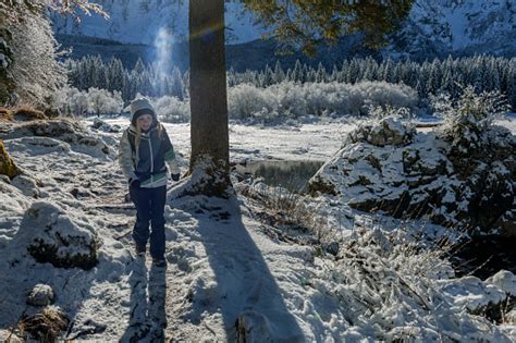 젊은 여 자가 즐기는 아침 겨울 짧은 서사시 줄리안 알프스 이탈리아 유럽 걷기에 대한 스톡 사진 및 기타 이미지 걷기 겨울 계곡 Istock