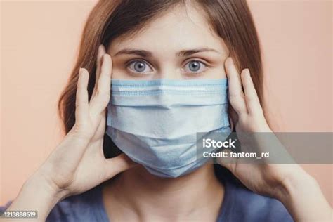 젊은 남자는 전염병 세계 뉴스에서 충격에 머리를 움켜 쥐고 스튜디오 배경에 보호 의료 마스크에 소녀 두려워 건강 위험의 개념