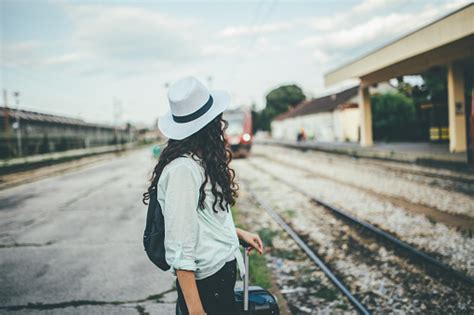 배낭과 큰 검은 가방 소녀 관광 플랫폼과 기차에 대 한 대기에 서 관광에 대한 스톡 사진 및 기타 이미지 관광 관광객