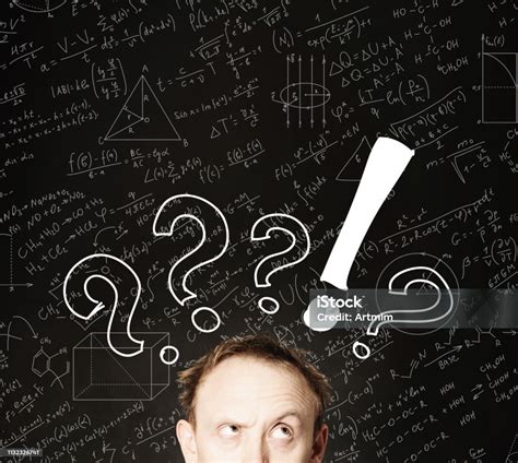 칠판 과학 배경에 물음표와 함께 남자 얼굴 교육 학생 시험 및 브레인 스토밍 개념 개념에 대한 스톡 사진 및 기타 이미지 개념 개념과 주제 검사 보기 Istock