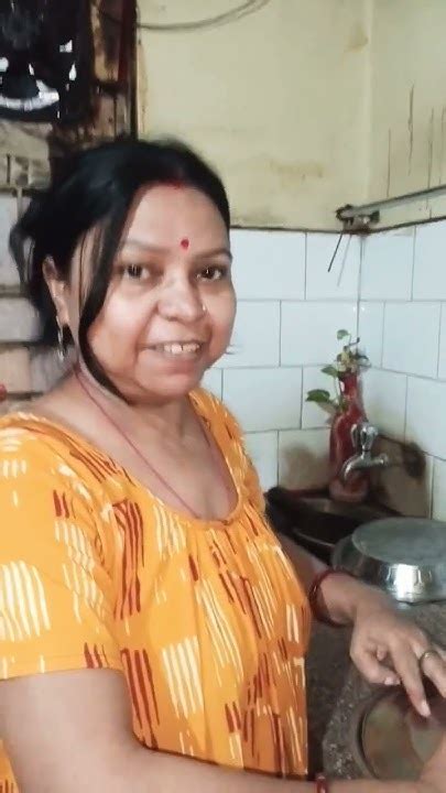 দেখো বন্ধুরা আজকের রান্না একটু দেরি হয়ে গেল তোমরা মানিয়ে নিও আর আজকে বৃষ্টি হচ্ছে তাও দেখো গরম