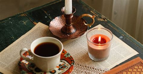 실내 고요한 골동품 끈 도자기 컵 독서하는 따뜻한 빛 따뜻한 음료 따뜻함 램프 맛 목조 테이블 문학 문호 밀랍 분위기 붉은 양초 빈티지