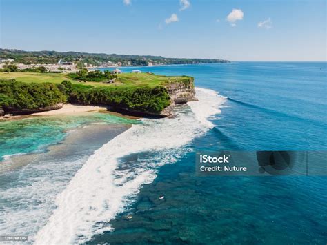 푸른 바다와 절벽을 배경으로 파도가 있는 열대 섬의 공중 보기 공중 뷰에 대한 스톡 사진 및 기타 이미지 공중 뷰 관광 모션 Istock