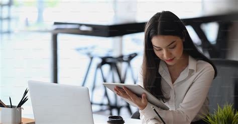 노트북 컴퓨터로 작업하고 노트북에 메모를 하는 바쁜 사업가 사진 Unsplash의 태국 이미지