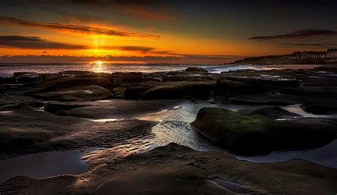 경치 경치가 좋은 고요한 고요함 골든 아워 구름 그림 같은 드라마틱한 모래 물 반사 바다 바다 경치 새벽 수평선 암초 해안 야외에서 여름