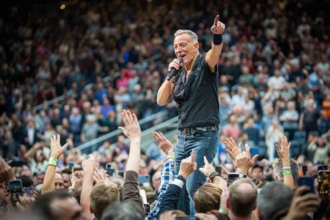 The Audience Holds Its Breath” — Just Minutes Before 18000 Spectators Roared Bruce