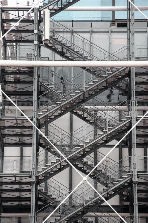 가장 높은 강철 건물 건설 건축 건축의 골조 구조 설계 기하학적 높은 다리미 도시의 디자인 미래적인