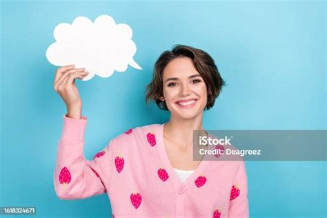 미소를 짓는 사랑스러운 긍정적인 여인의 초상화는 푸른 색 배경에 고립된 빈 공간 구름 모양의 거품을 들고 있다 25 29세에 대한 스톡 사진 및 기타 이미지 Istock