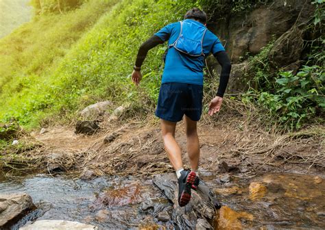 러너 그는 트레일을 달리고 있습니다 시냇물이있는 자연스러운 길에서 사진 Unsplash의 운동 이미지