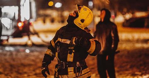 Пожежа на вулиці Драйзера в Києві під час гасіння пожежі бійці ДСНС врятували двох дітей та