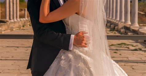 검은색 턱시도 결혼 결혼 사진 결혼 준비 결혼 축하 결혼 훈장 결혼식 날 결혼식 부케 경치 좋은 배경 고대의 기둥 껴안다 꽃 장식 꽃다발 남자