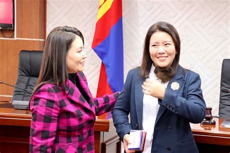 Баянгол ИТХ ДҮҮРГИЙН ИТХ ЫН ТӨЛӨӨЛӨГЧ Б АЛТАНЦЭЦЭГ “ХӨДӨЛМӨРИЙН ГАВЬЯАНЫ УЛААН ТУГИЙН ОДОН